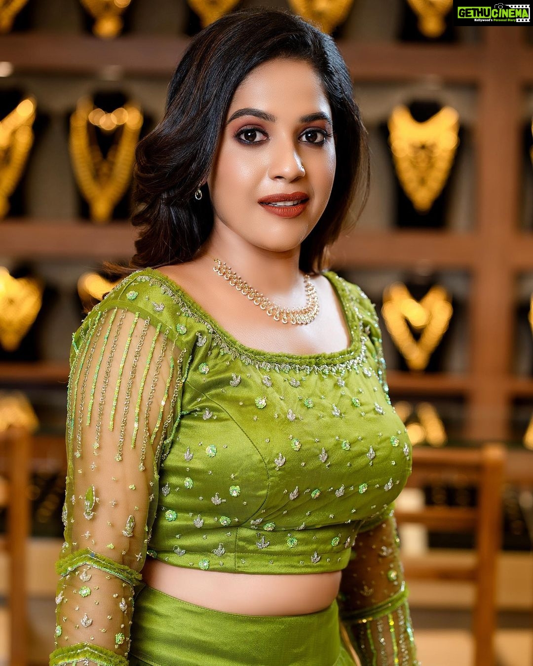 Amrutha Nair Instagram – 🫰🏻💚 Costume @evanshi_designs Pic @vipinjkumar ...