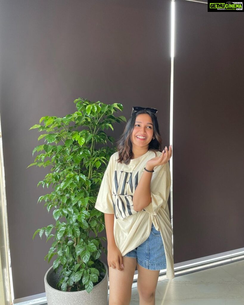 Actress Anikha HD Instagram Photos and Wallpapers June 2023 | Gethu Cinema