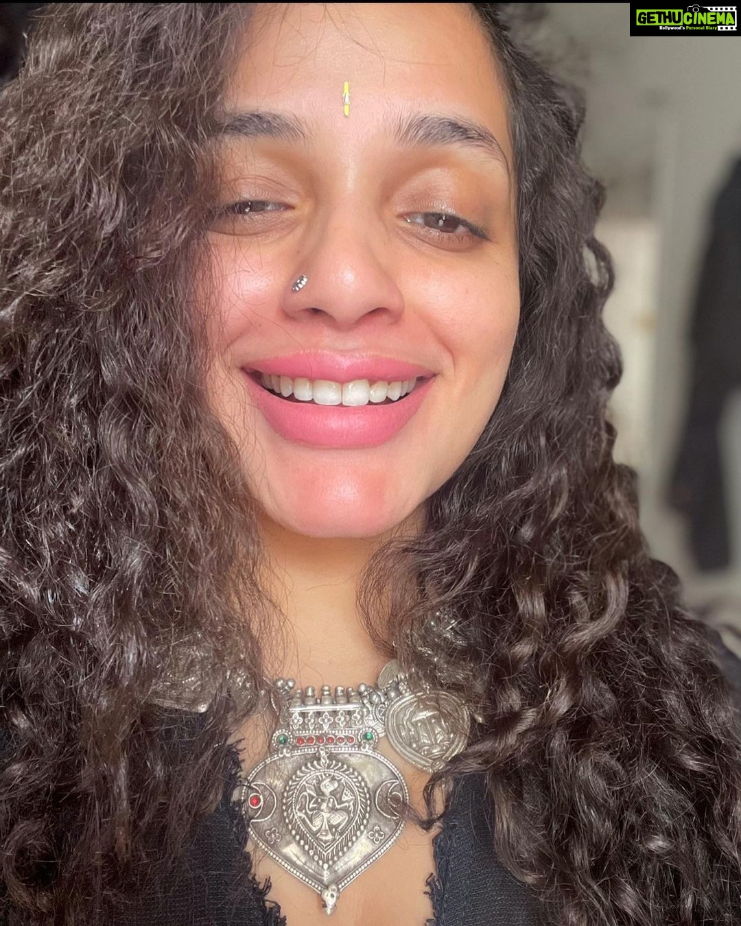 Ann Augustine Instagram – 🍂 #blackandsilver #curls #curlyhair #oldhindisongs #jewelleryaddict # ...