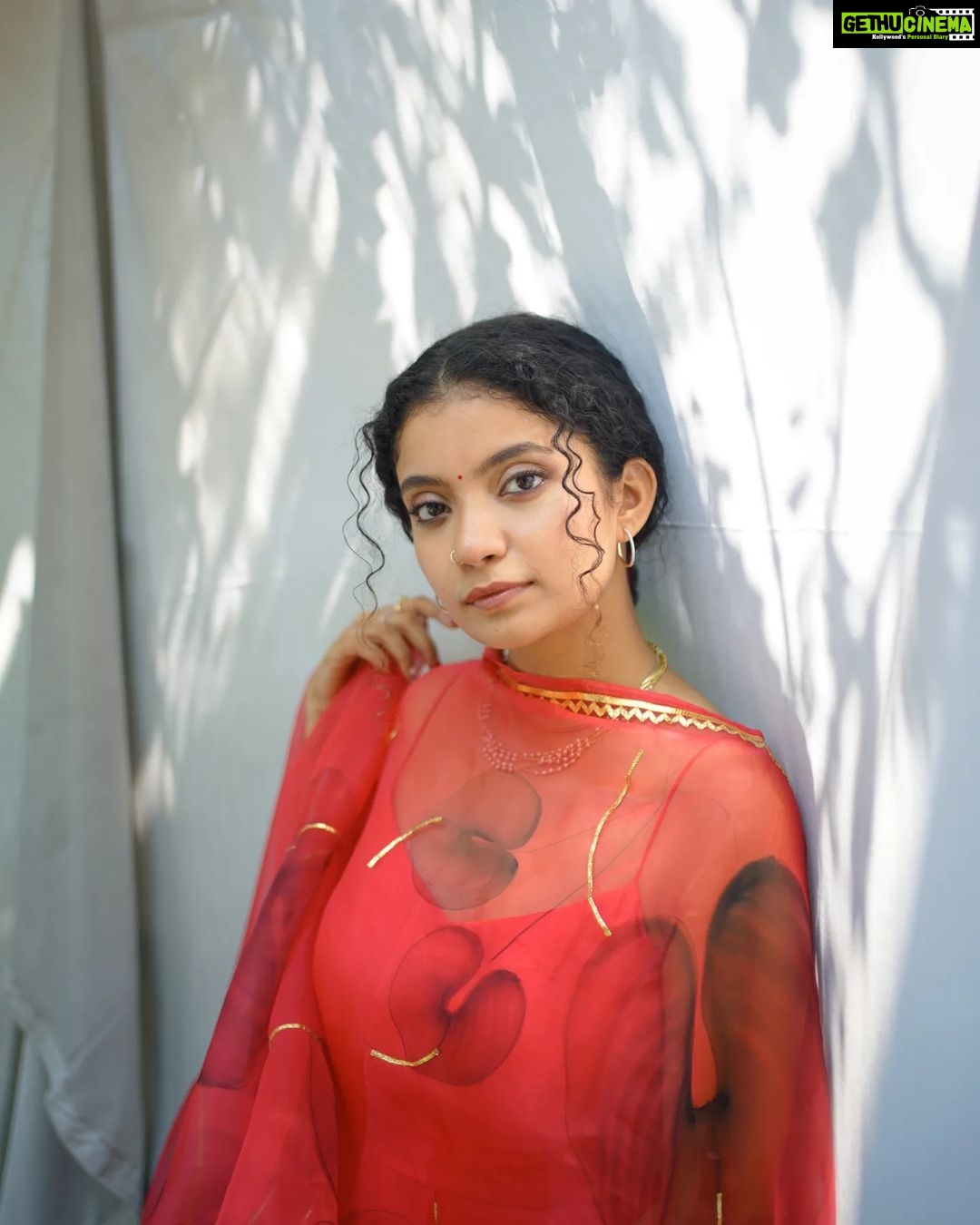 Anna Ben Instagram – Red Dahlia Wearing : @picchika * * * #portraits # ...