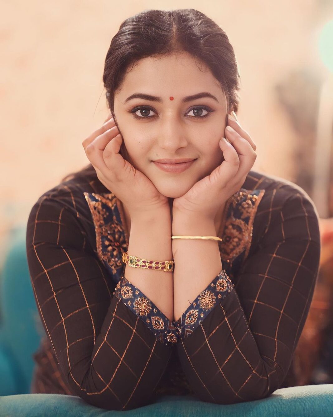 Actress Anu Sithara HD Photos and Wallpapers February 2023 | Gethu Cinema