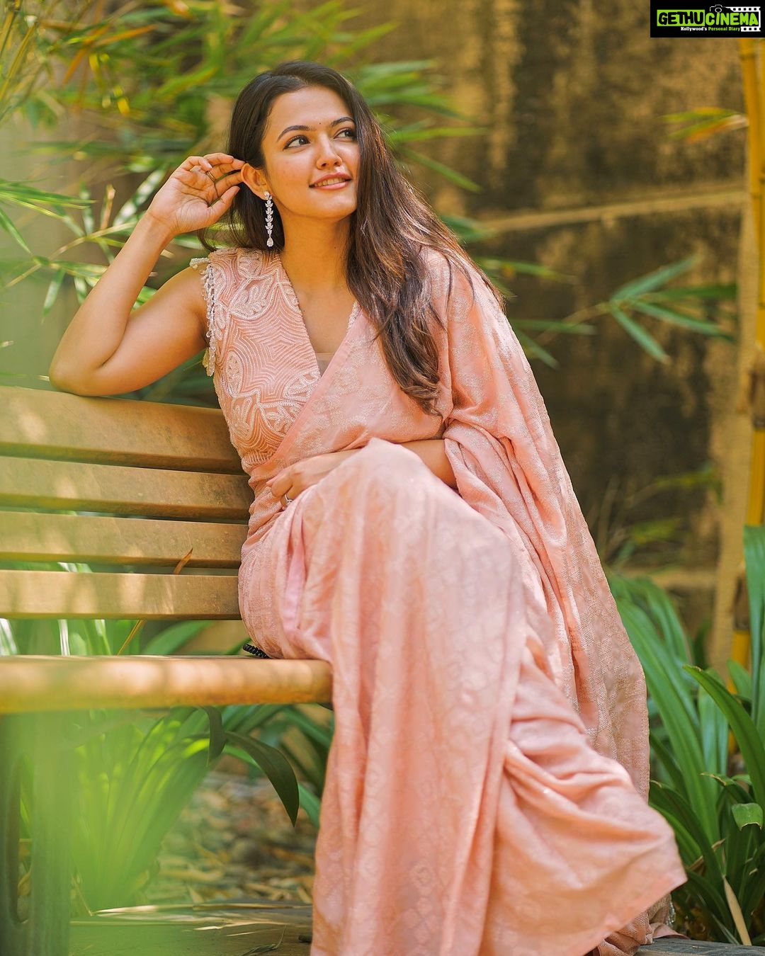 Aparna Das Instagram – Powerful in pink🌸 🥻 : @rutwva_insta 📸 : @rahul ...