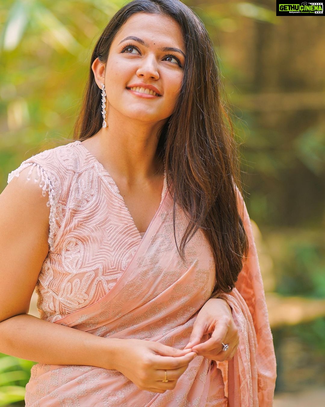 Aparna Das Instagram – Powerful in pink🌸 🥻 : @rutwva_insta 📸 : @rahul ...