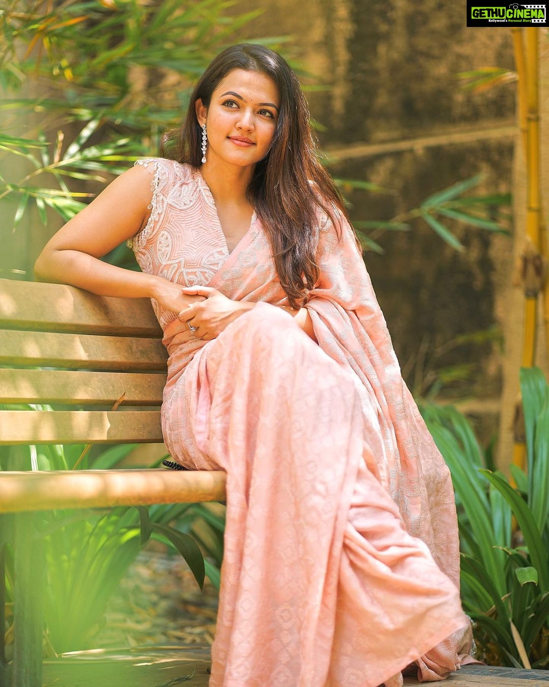 Aparna Das Instagram – Powerful in pink🌸 🥻 : @rutwva_insta 📸 : @rahul ...