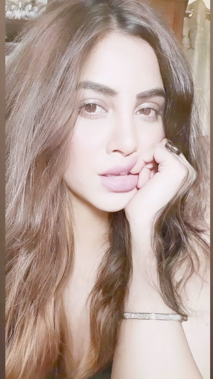 Actress Arshi Khan HD Photos and Wallpapers May 2023 | Gethu Cinema