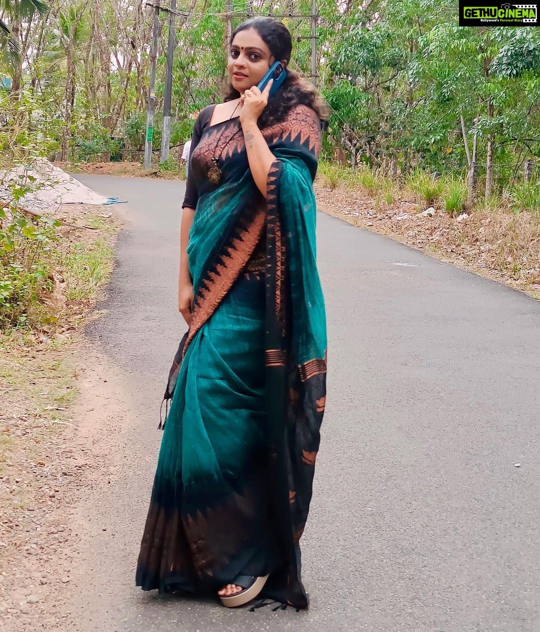 Aswathy Sreekanth Instagram – കേൾക്കുന്നുണ്ടല്ലോ ല്ലേ ! Saree ...