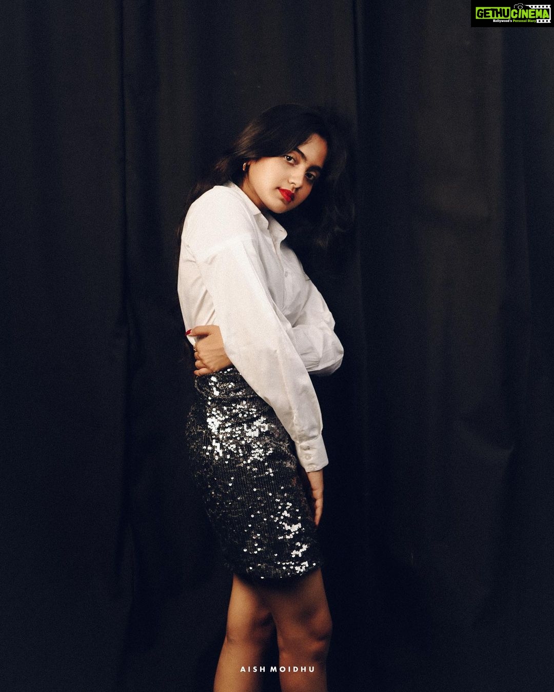 Actress Devika Sanjay HD Instagram Photos and Wallpapers June 2022 | Gethu Cinema