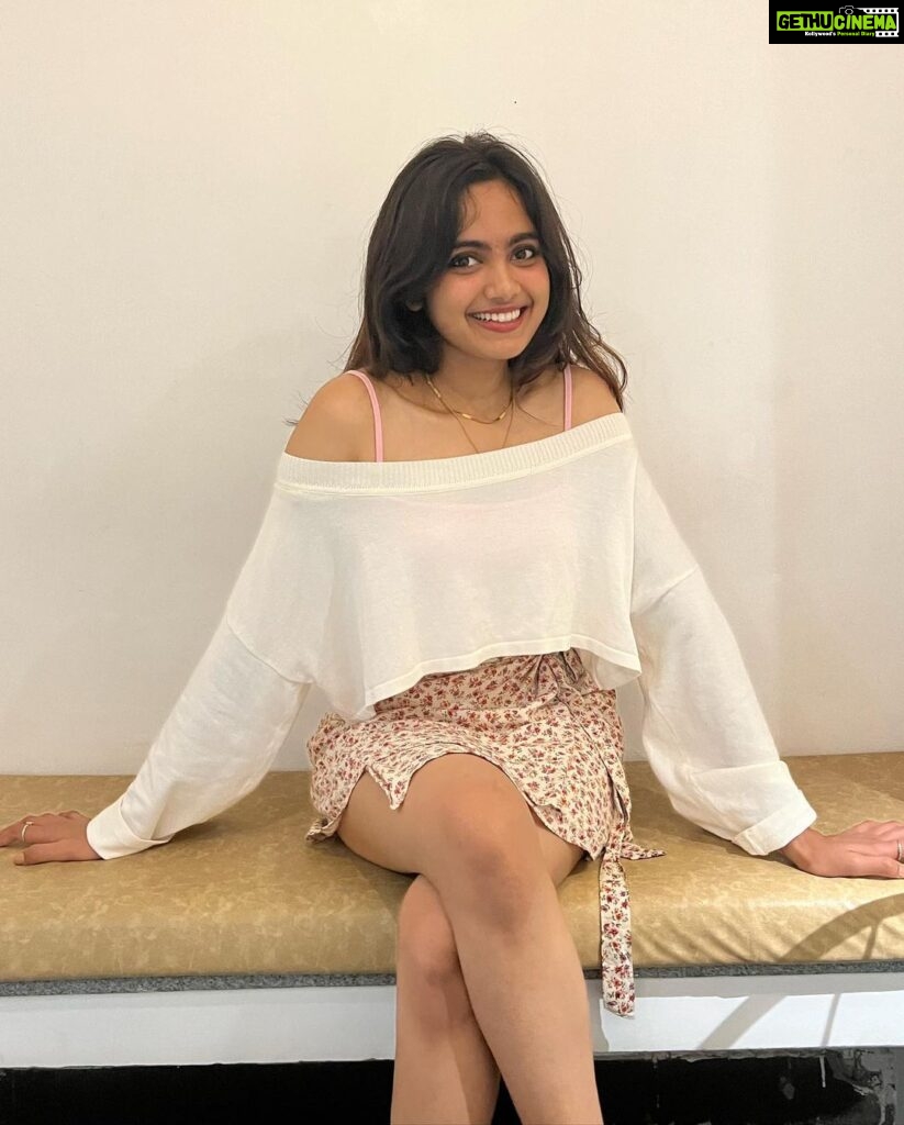 Actress Devika Sanjay HD Instagram Photos and Wallpapers October 2022 | Gethu Cinema