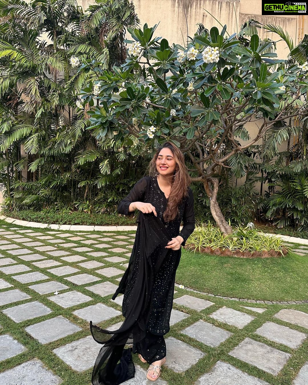 Disha Parmar Instagram – Yeh hawaayein zulfon mein meri.. | Gethu Cinema