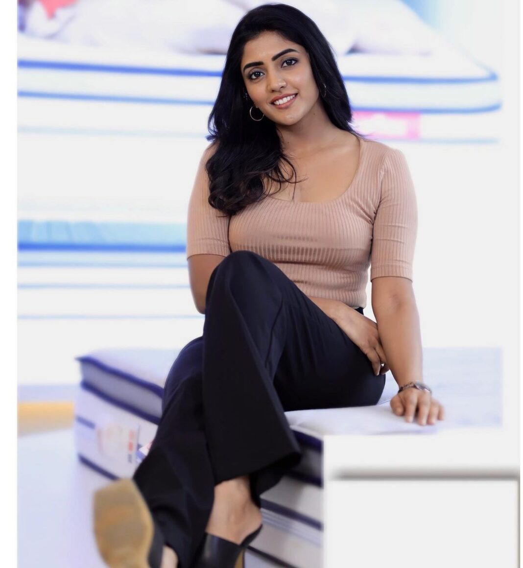 Actress Eesha Rebba HD Photos and Wallpapers June 2023 | Gethu Cinema