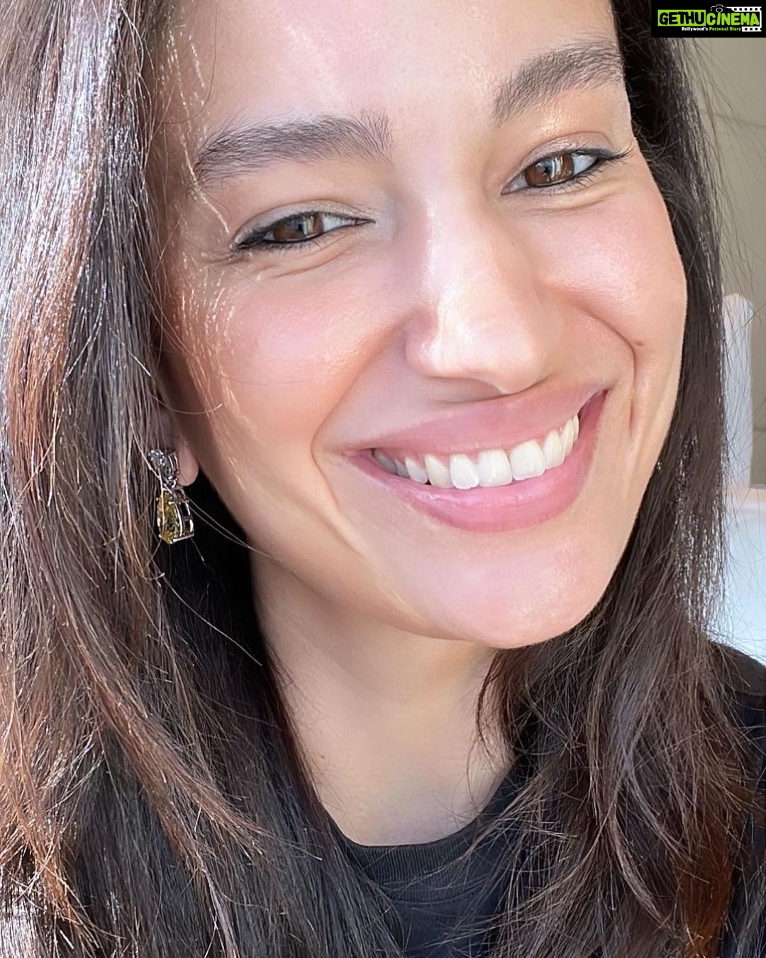 Elena Roxana Maria Fernandes Instagram – Smiling through the week ...