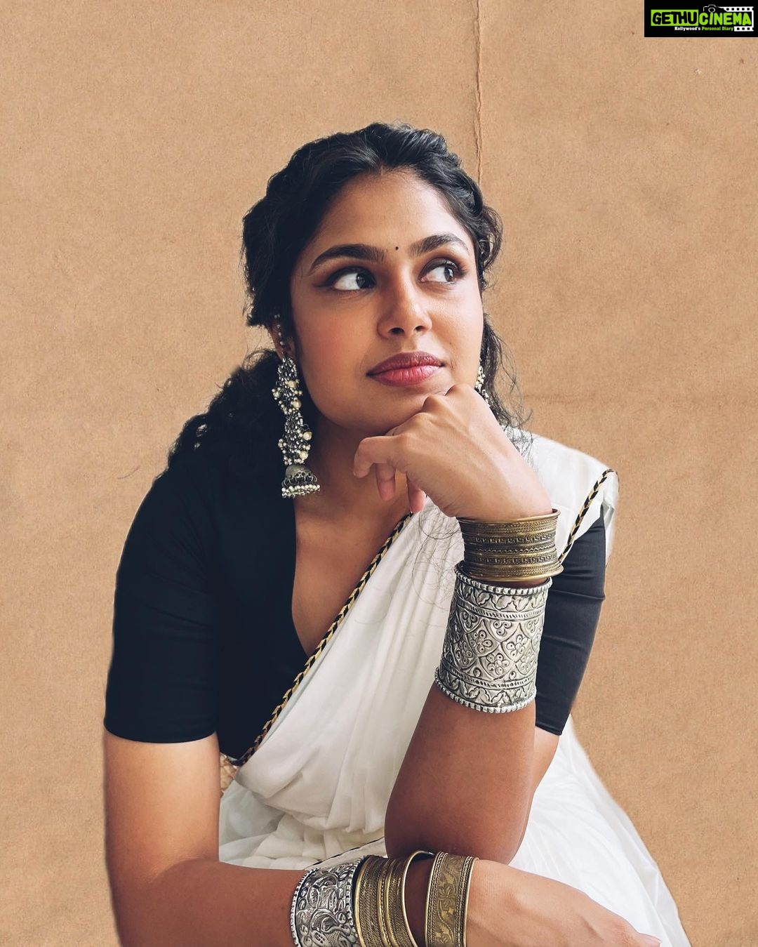 Faria Abdullah Instagram – Looking at you looking at me 🤓 Styled by ...