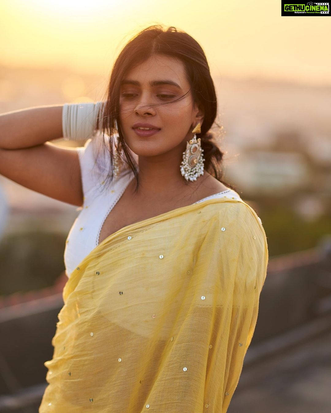 Hebah Patel Instagram – Obviously not candid! | Gethu Cinema