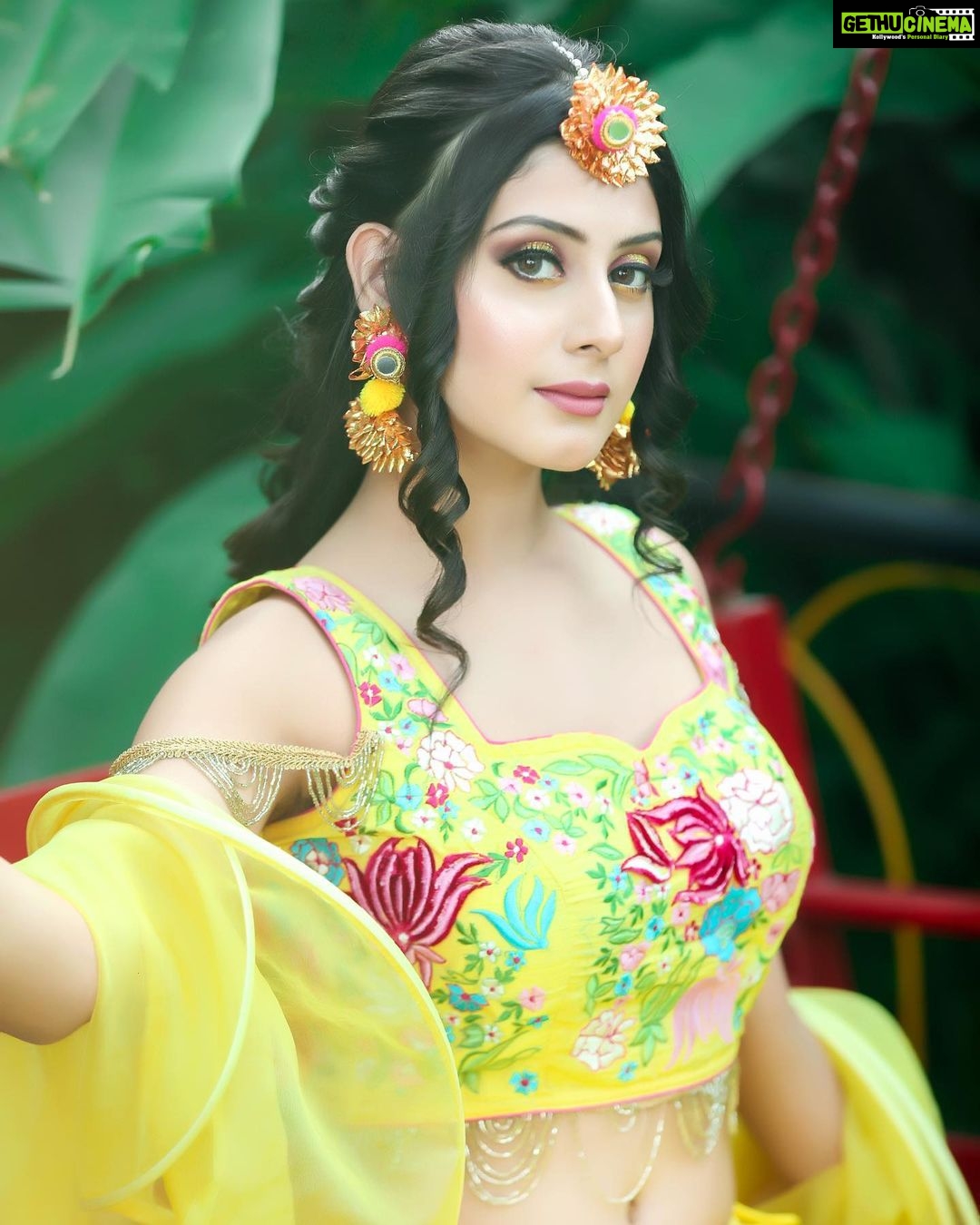 Isha Malviya Instagram - saying hello with yellow!💛 #haldilook🌼 . MUA ...