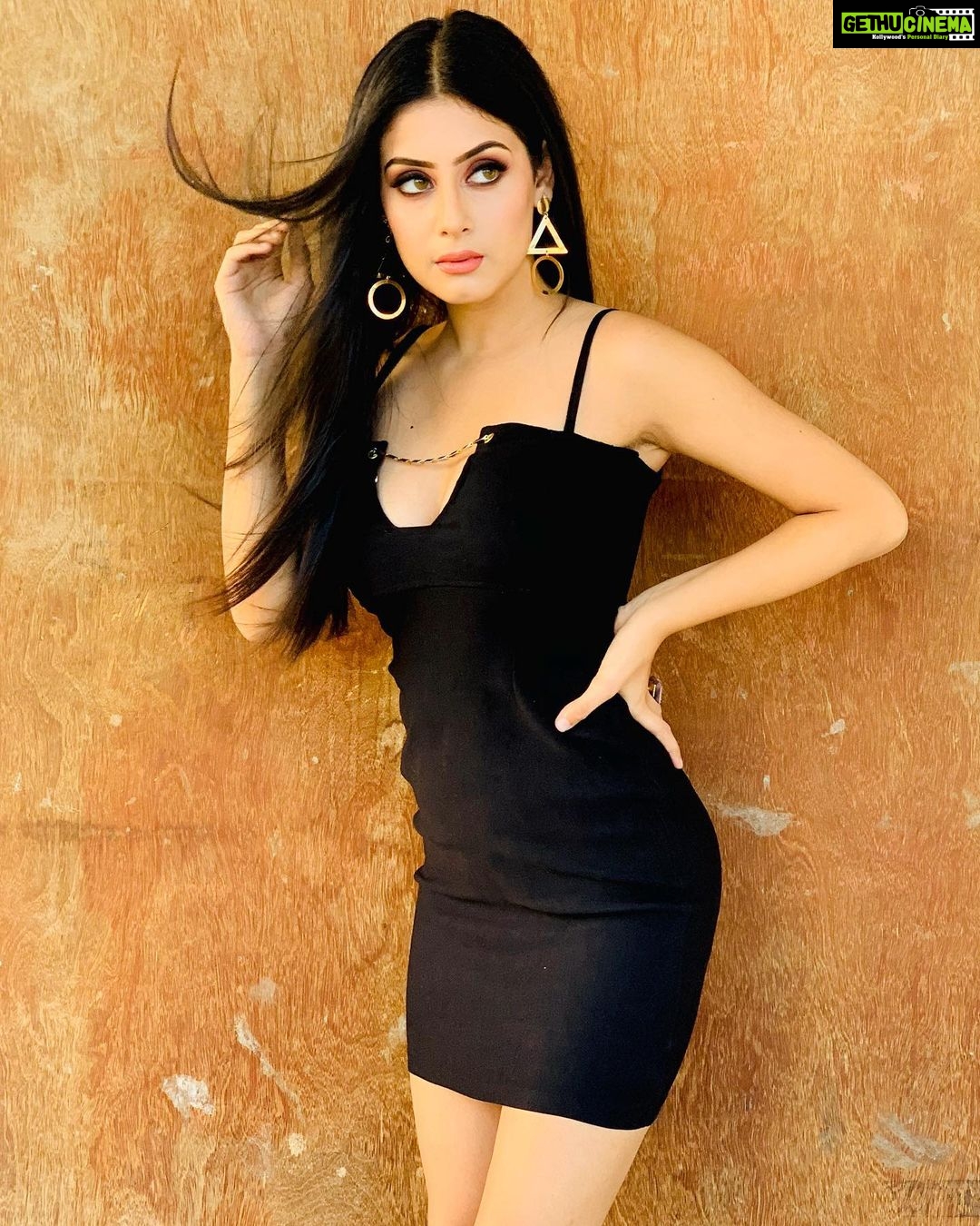 Isha Malviya Instagram – you can’t dull my sparkle 🖤 . ️i love these ...