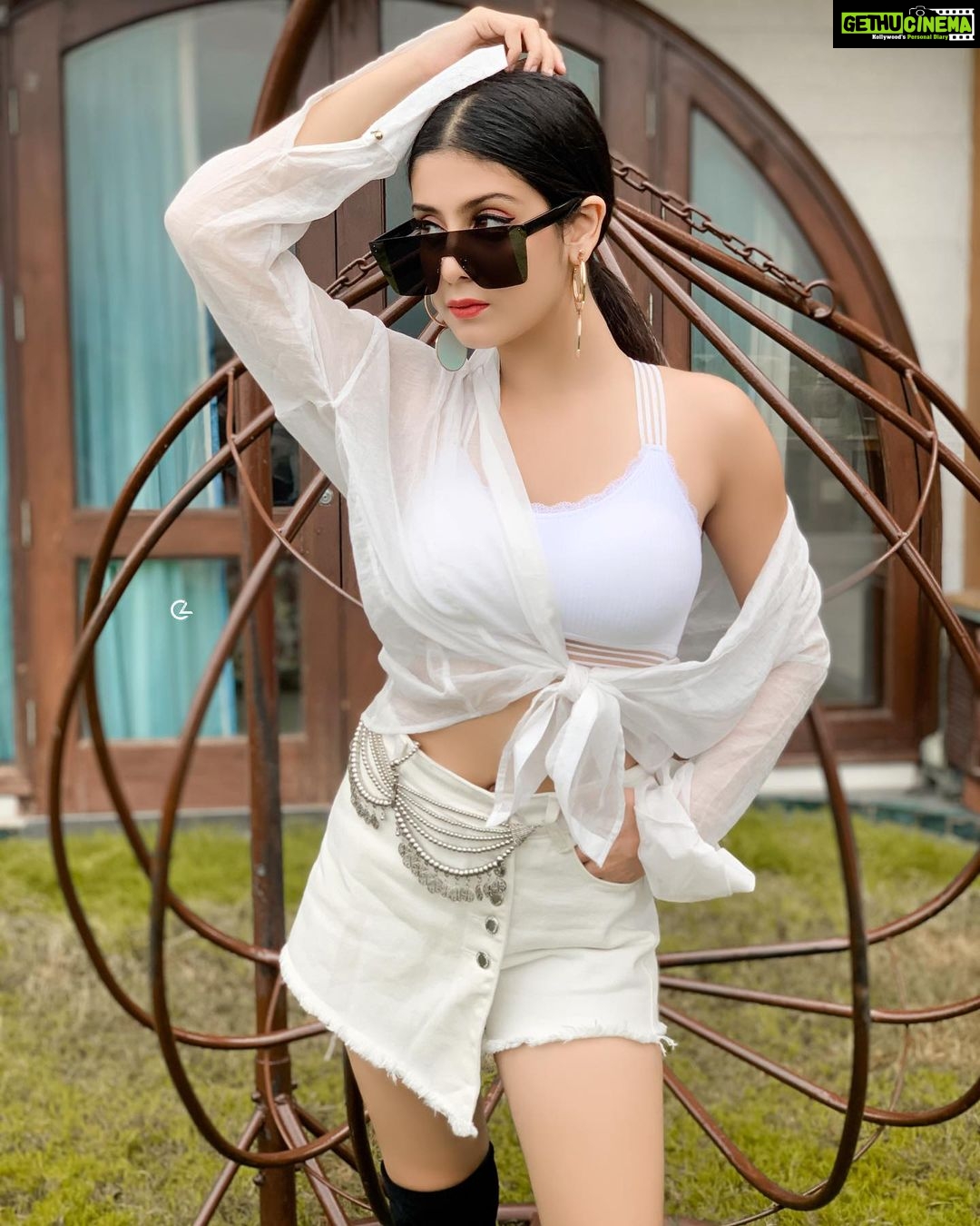 Isha Malviya Instagram – wakhra swag ni..!🔥🤍 . ️OUTFIT FROM @hello ...