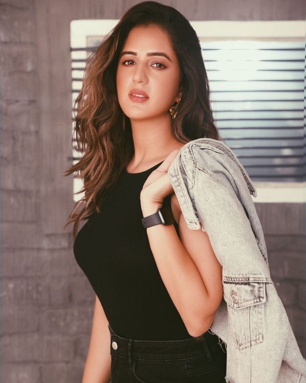 Actress Isha Rikhi HD Photos and Wallpapers February 2022 - Gethu Cinema