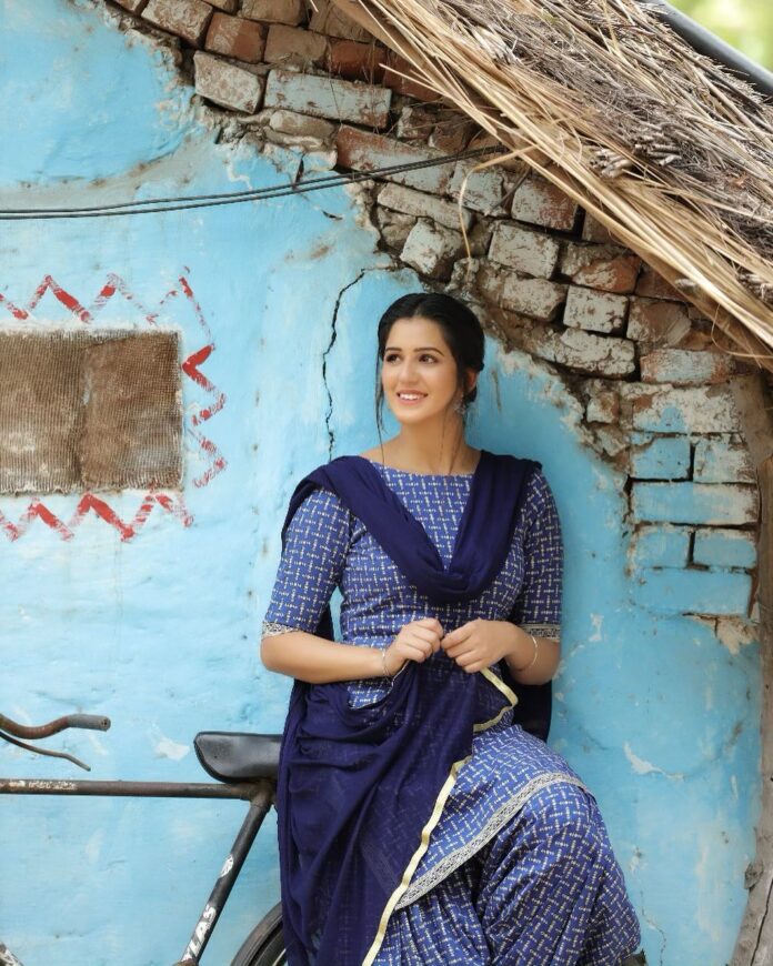 Actress Isha Rikhi HD Photos and Wallpapers February 2022 - Gethu Cinema