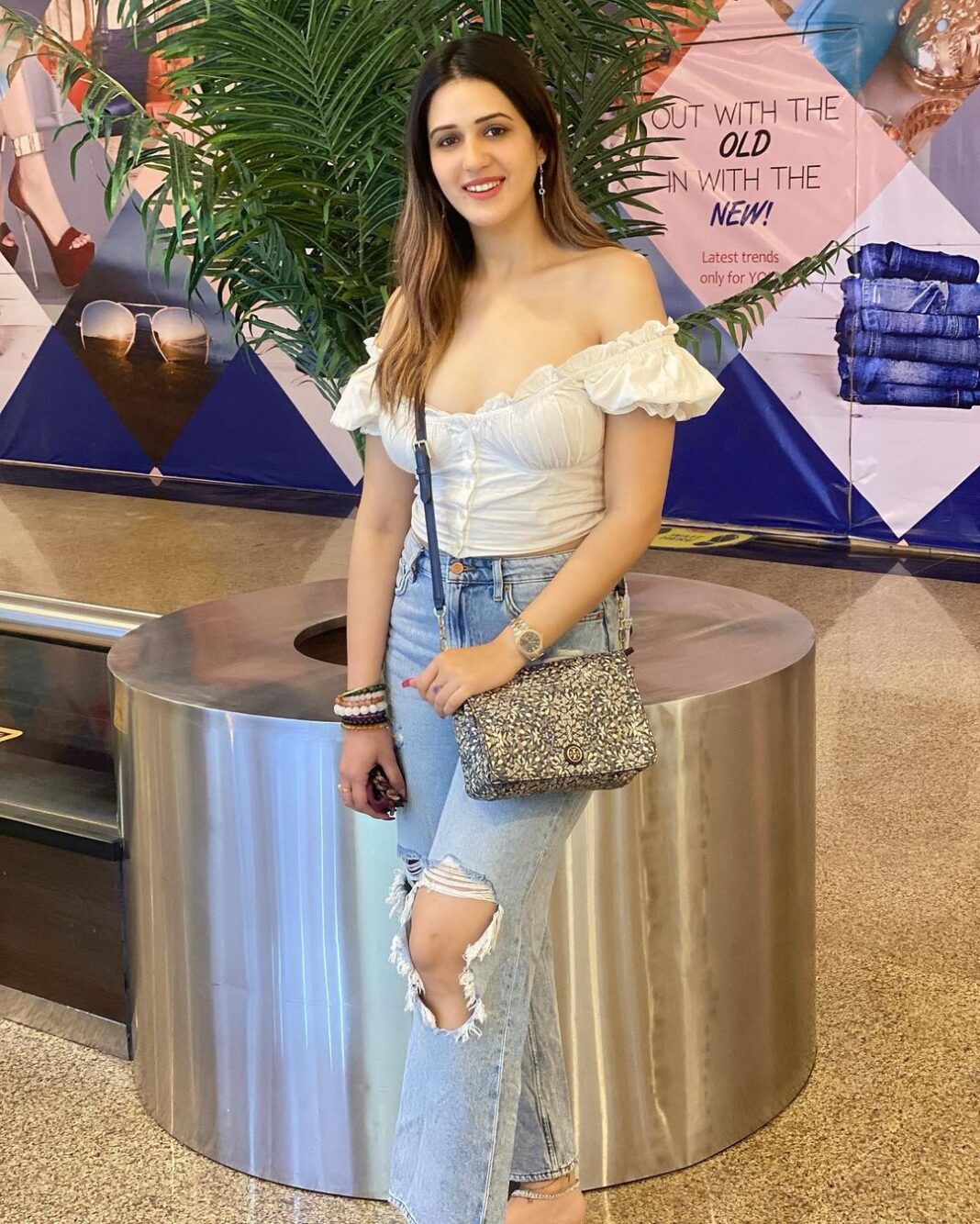 Actress Isha Rikhi HD Photos and Wallpapers February 2022 - Gethu Cinema