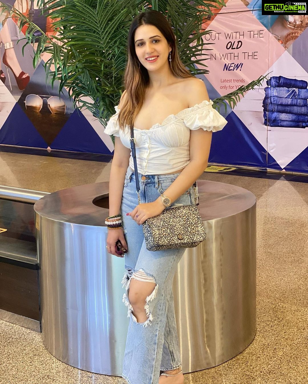 Isha Rikhi Instagram – Your smile should be bigger than your worries 🤗🤍 ...