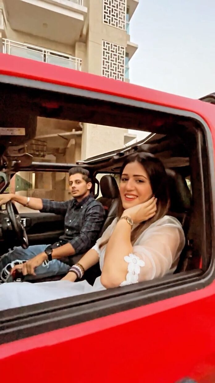 Actress Isha Rikhi HD Photos and Wallpapers October 2021 - Gethu Cinema