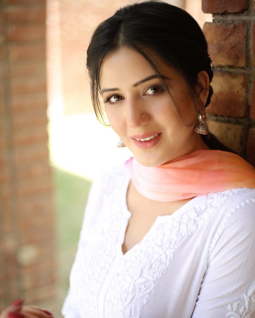 Actress Isha Rikhi HD Photos and Wallpapers October 2021 - Gethu Cinema