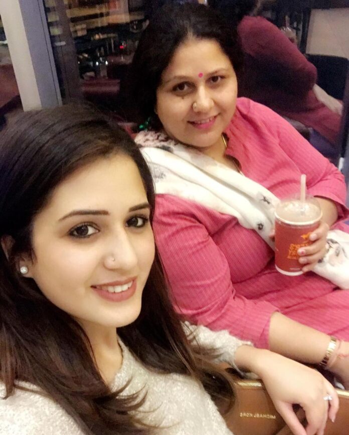 Actress Isha Rikhi HD Photos and Wallpapers October 2021 - Gethu Cinema