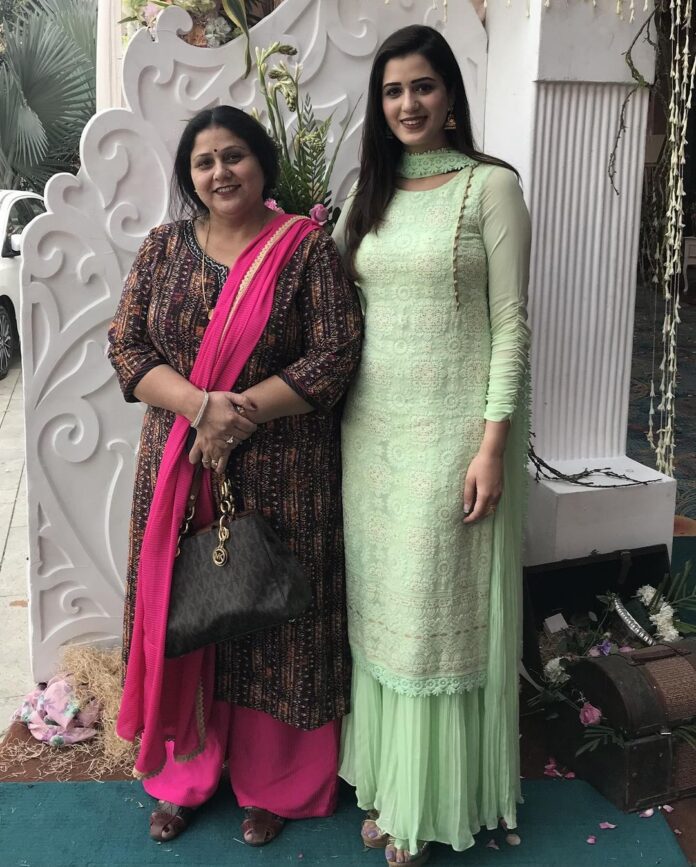 Actress Isha Rikhi HD Photos and Wallpapers October 2021 | Gethu Cinema