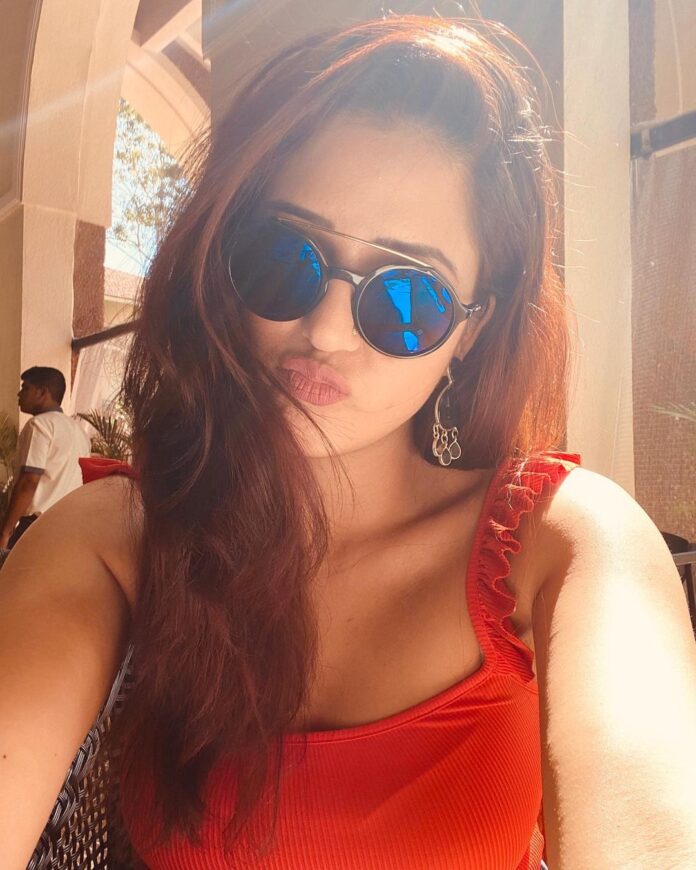 Actress Isha Rikhi HD Photos and Wallpapers October 2021 | Gethu Cinema