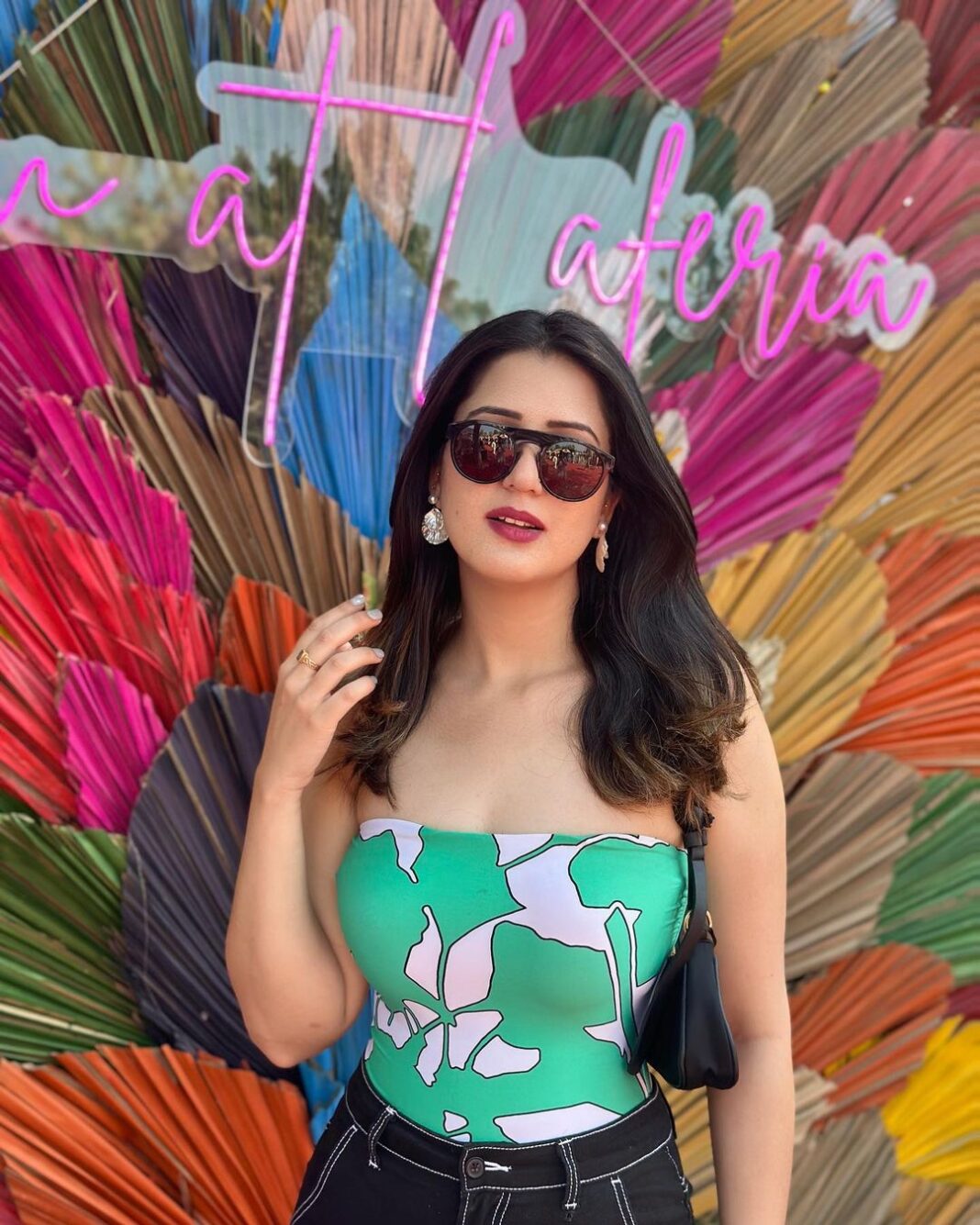 Actress Isha Rikhi HD Photos and Wallpapers April 2023 - Gethu Cinema