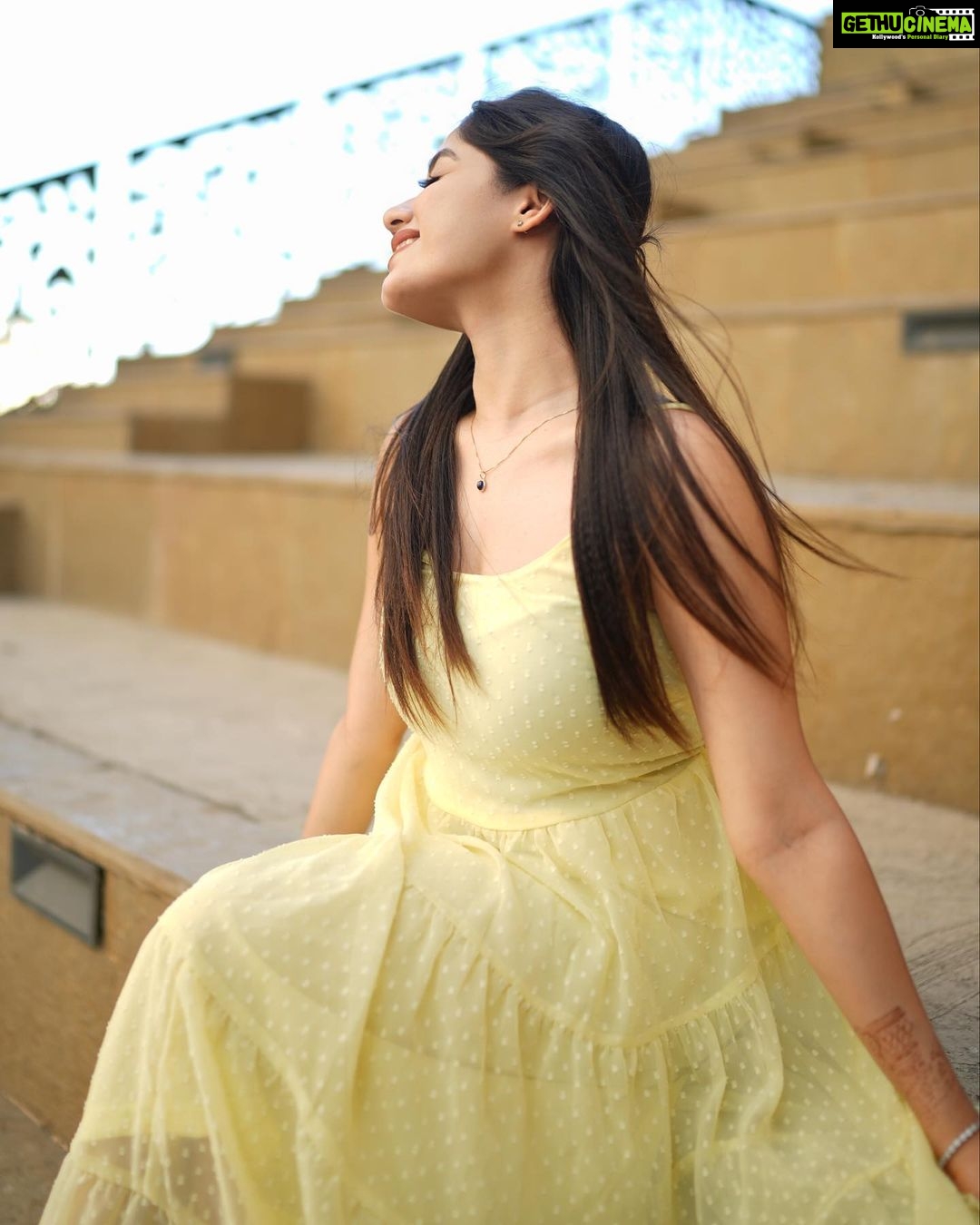 Jannat Zubair Rahmani Instagram – Le jayein jane kahan hawayein 💛 ...