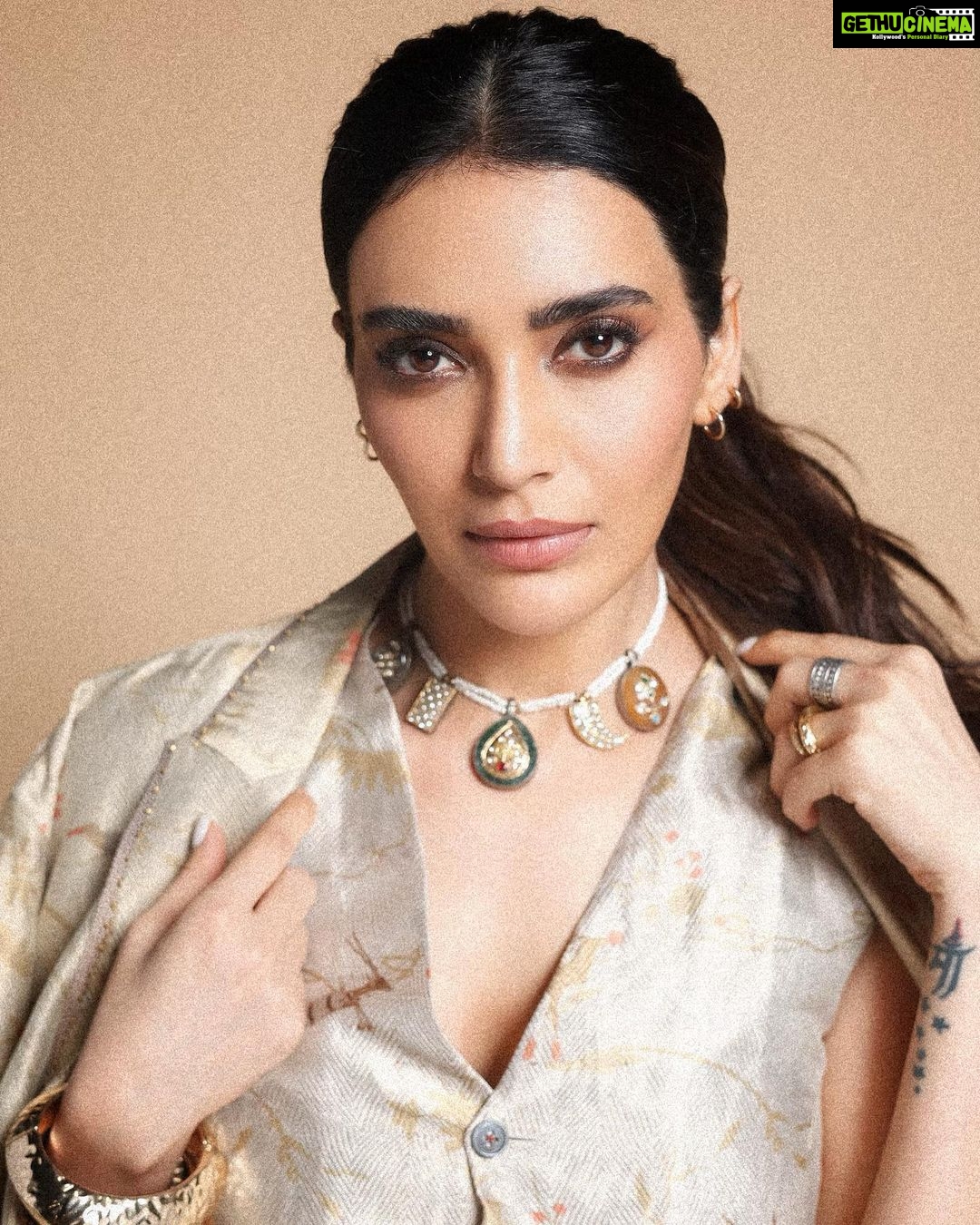 Karishma Tanna Instagram – Hello Thursday 🥰 Make up @makeupbyshefali.s ...