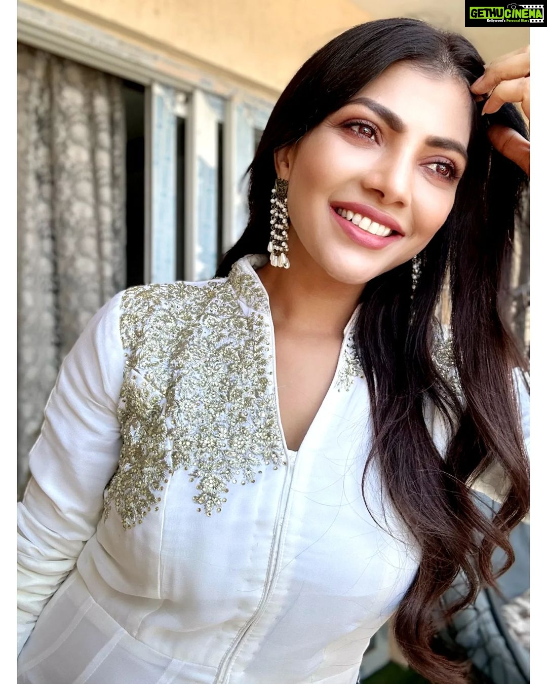 Actress Lahari Shari HD Instagram Photos and Wallpapers April 2023 ...