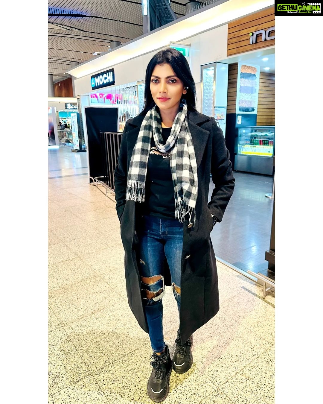 Actress Lahari Shari HD Instagram Photos and Wallpapers January 2023 ...