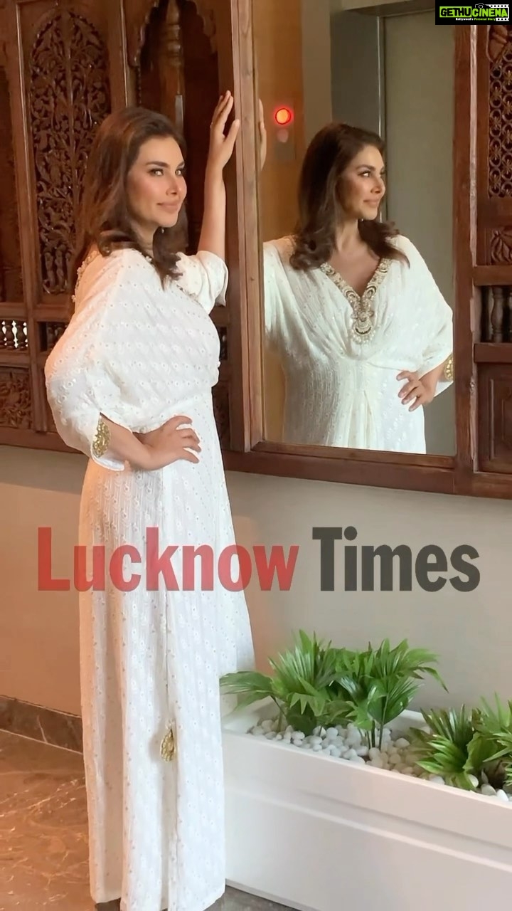 Lisa Ray Instagram – Beautiful @lisaraniray recently came to Lucknow ...