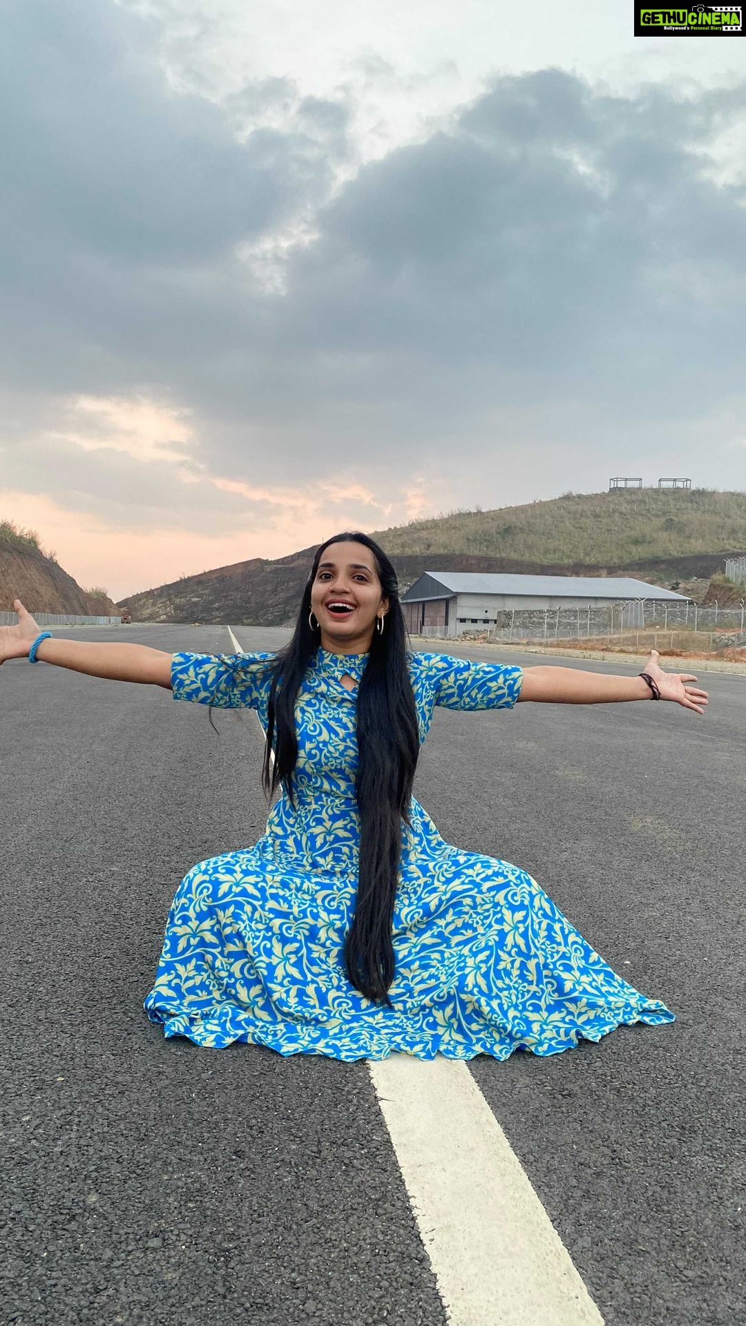 Malavika Krishnadas Instagram – Grooving to this beat on an airstrip 🛫😎 ...