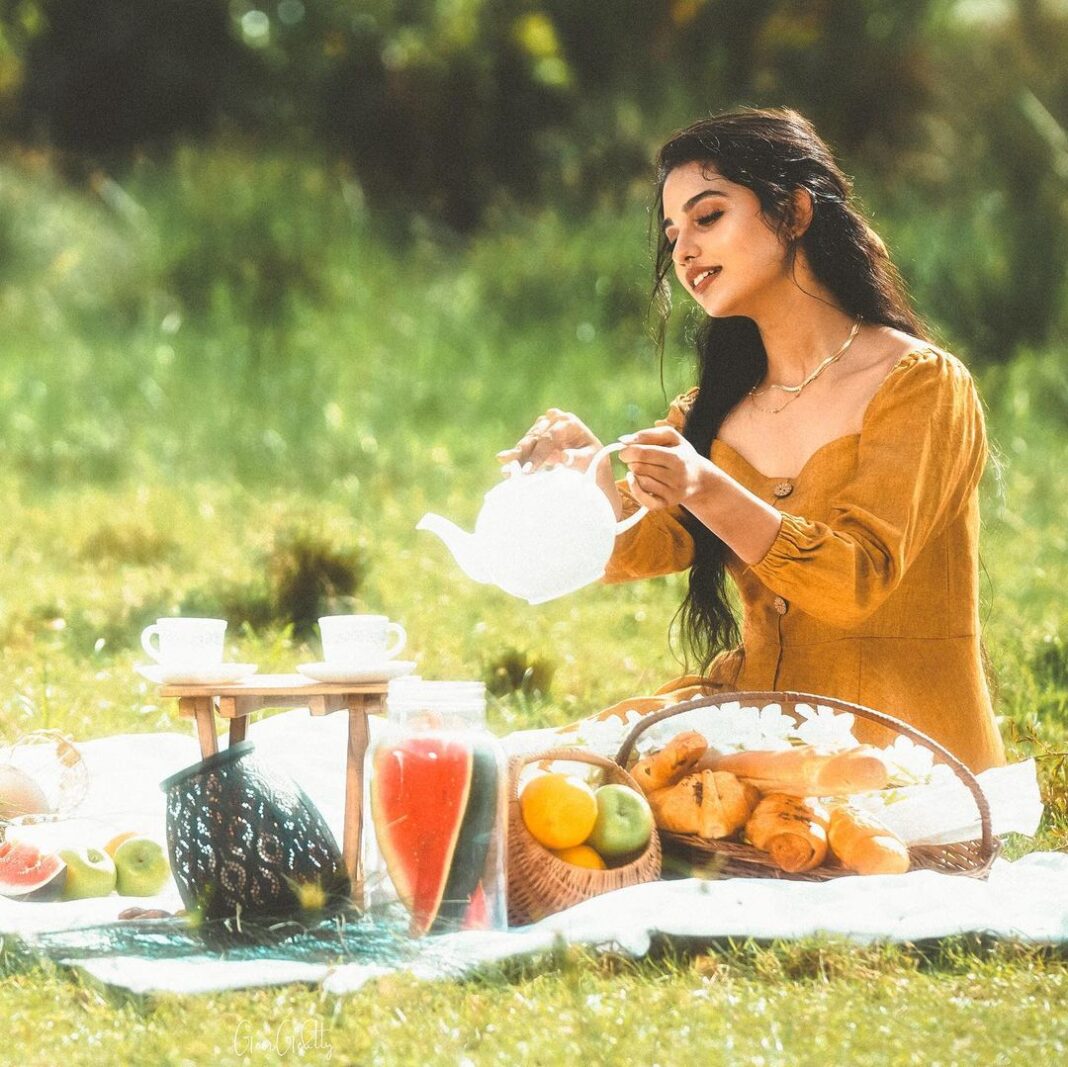 Actress Mamitha Baiju HD Instagram Photos and Wallpapers September 2022 ...