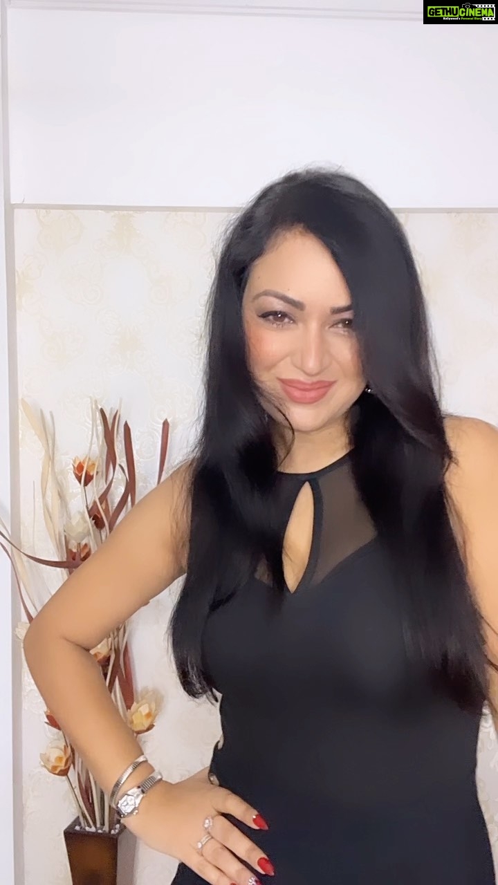 Maryam Zakaria Instagram – Do you think I look good? ️ . . #transition ...