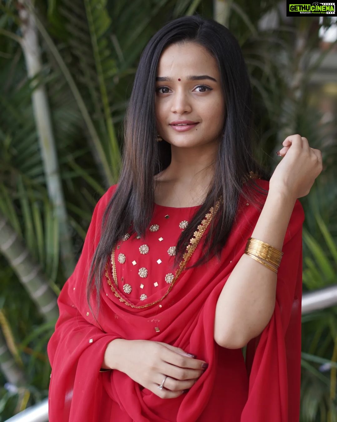 Meenakshi Anoop Instagram – Vintage vibe🦋 👗@cafefashion_by_remya_nair ...