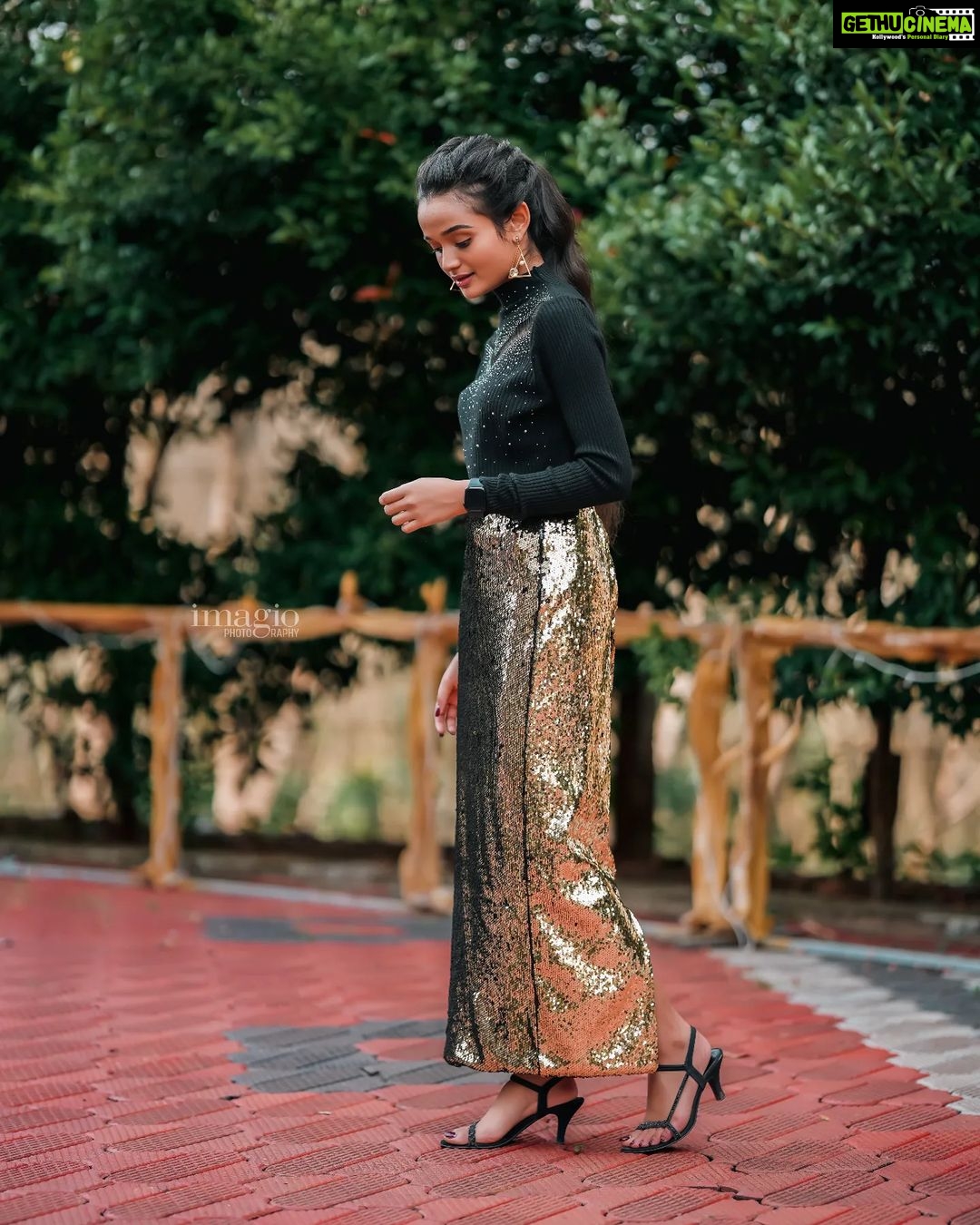 Meenakshi Anoop Instagram – Uh huhh honey 🍯 Stylist and designer ...