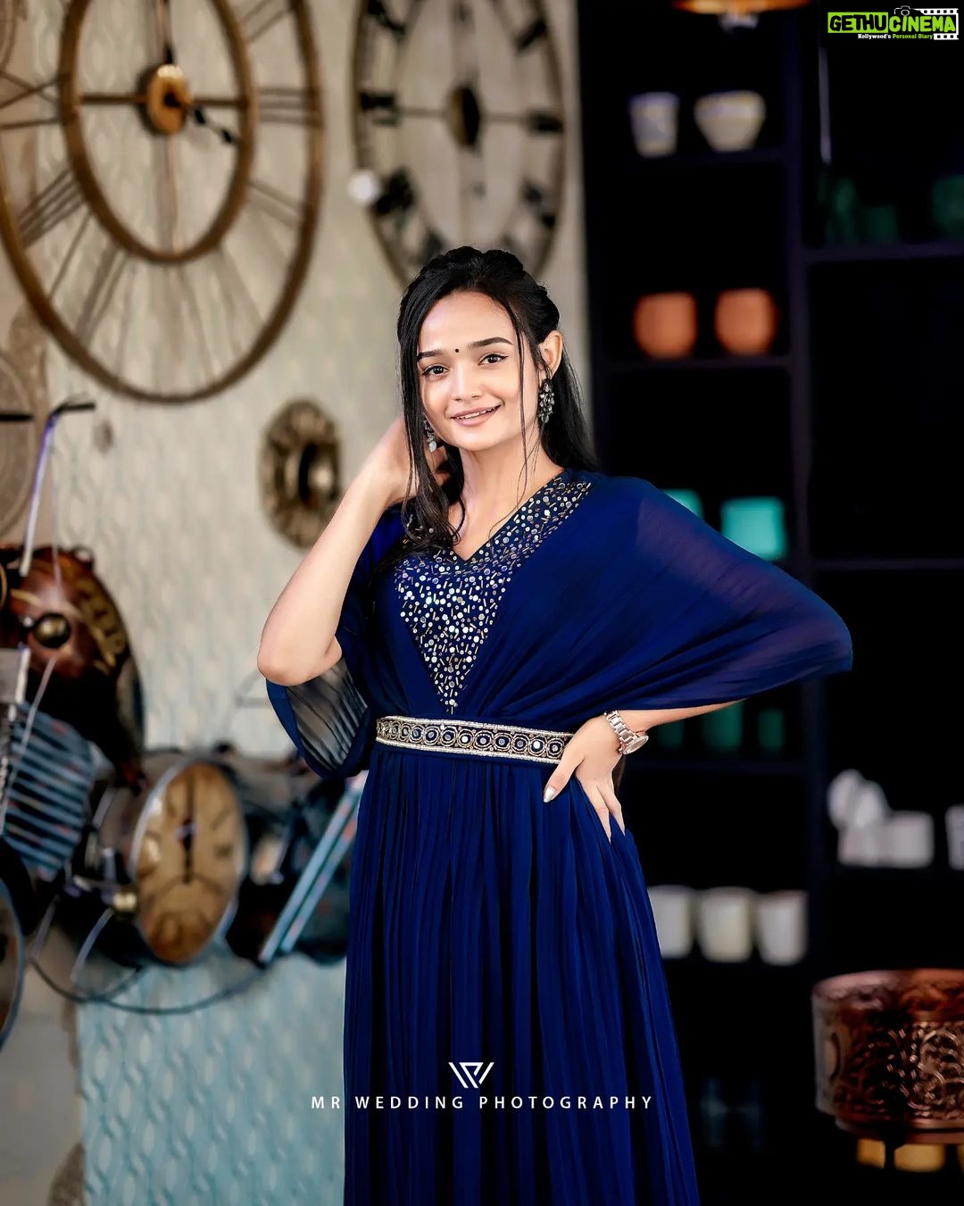 Meenakshi Anoop Instagram – Hello sunshine 🌞 Stylist&designer:@doms ...