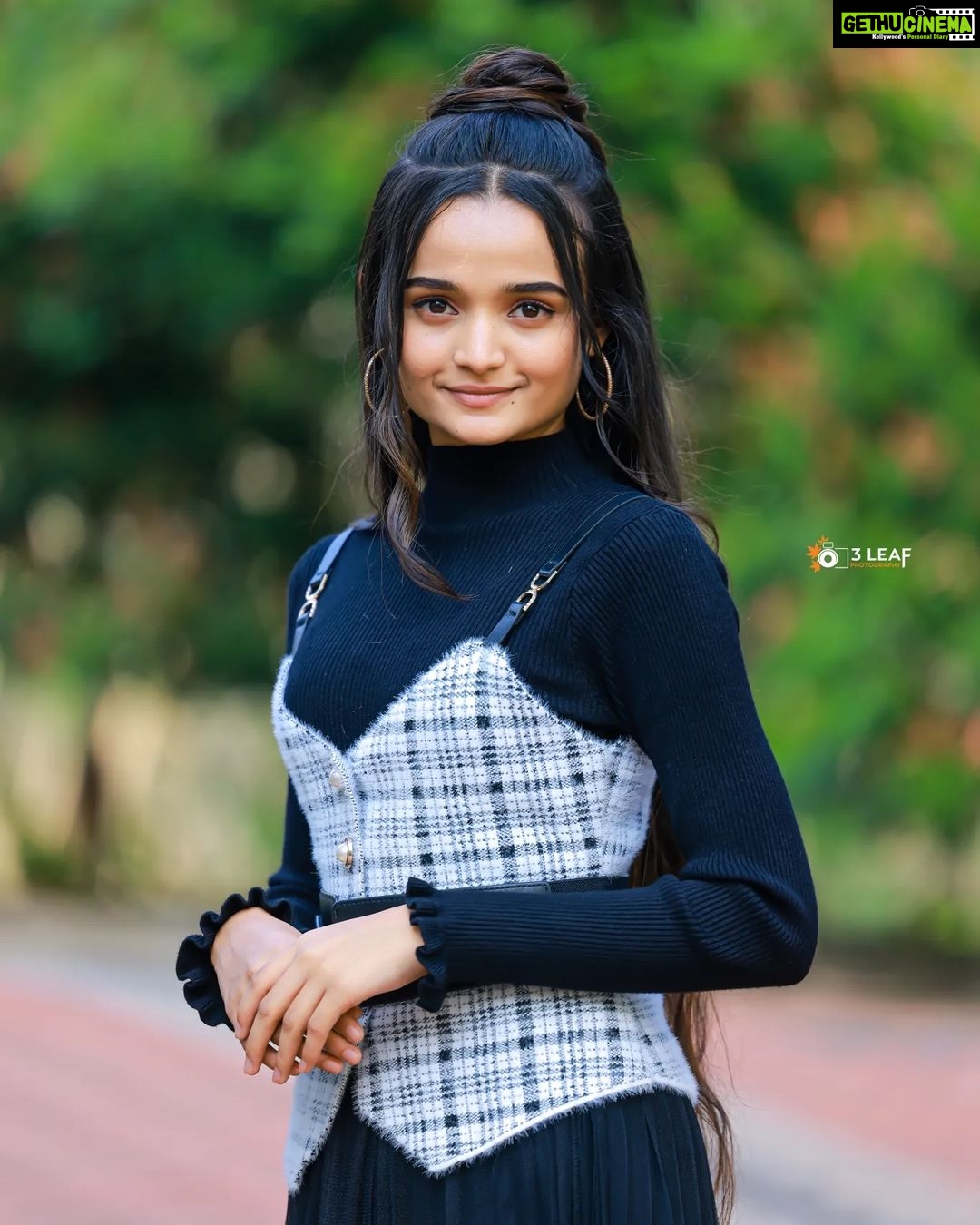 Meenakshi Anoop Instagram – Feel the sky☁️ Stylist and designer : @doms ...