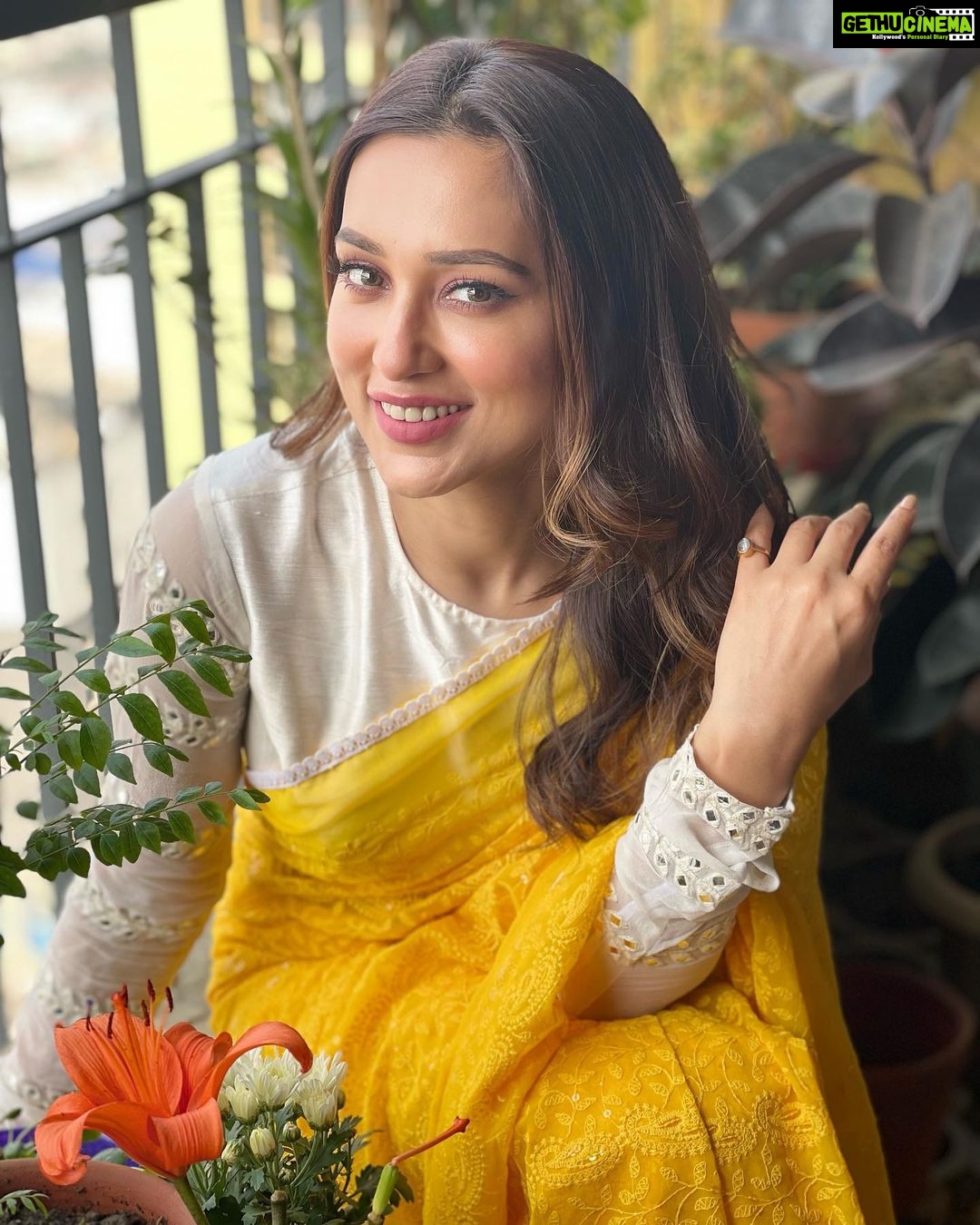 Actress Mimi Chakraborty HD Instagram Photos and Wallpapers January ...