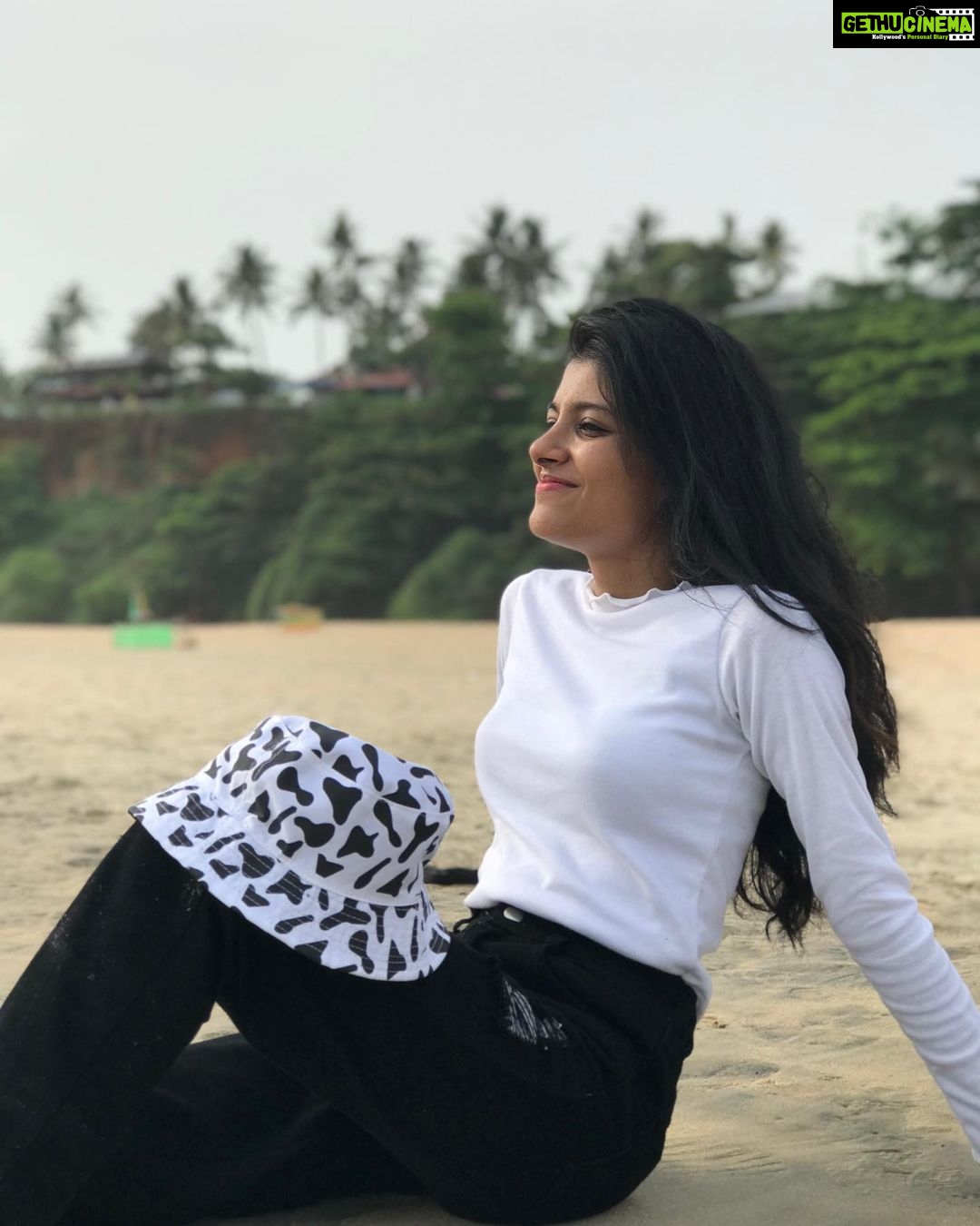 Actress Monisha Blessy HD Instagram Photos and Wallpapers May 2022 | Gethu Cinema