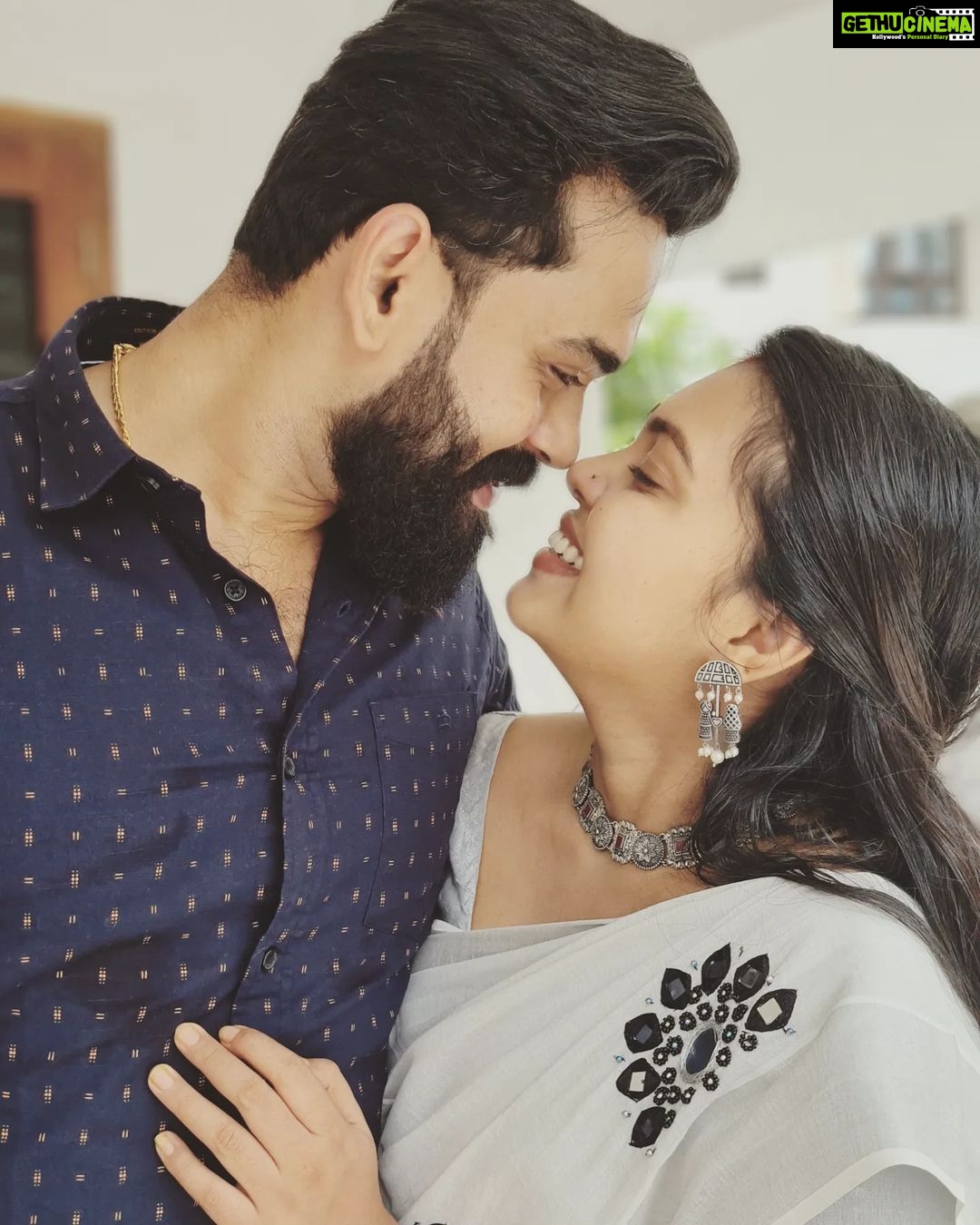 Mridula Vijay Instagram – Wishing you a colourful onam from us 🥰💞 PC ...