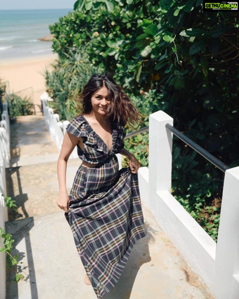Mrunal Thakur Instagram - Well plaid @sheefajgilani. Still can't get over this outfit 🤪 Outfit ...