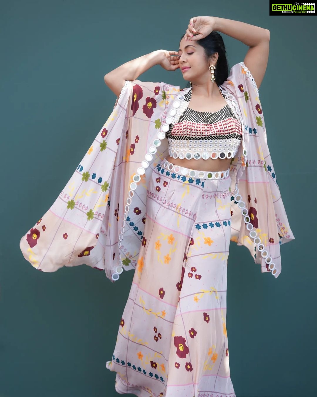 Navya Nair Instagram – Love like flowers and fire Styled @rn.rakhi MUA ...