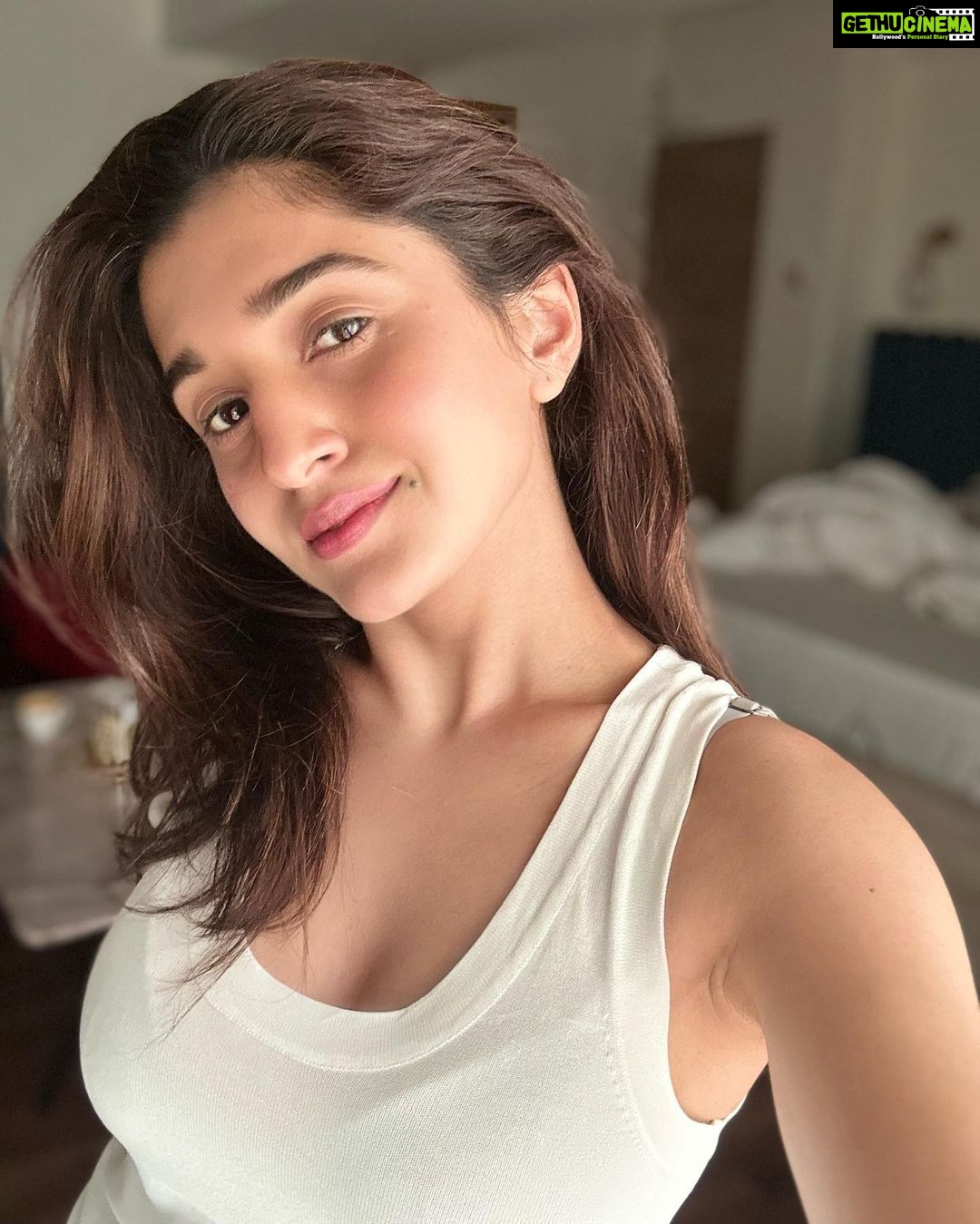 Nidhi Shah Instagram – Let your soul glow . #nomakeupmakeuplook # ...