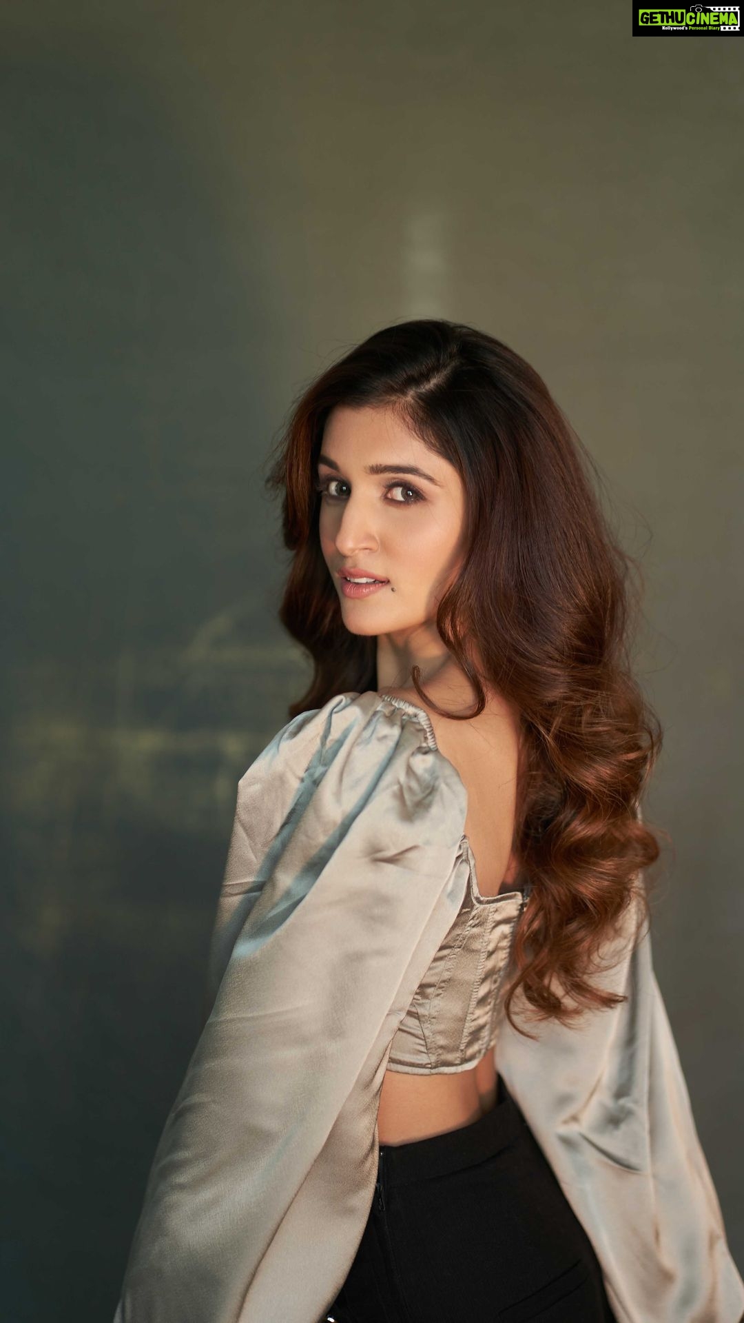 Nidhi Shah Instagram – Set your hearts, Feel the mood, catch the breeze ...