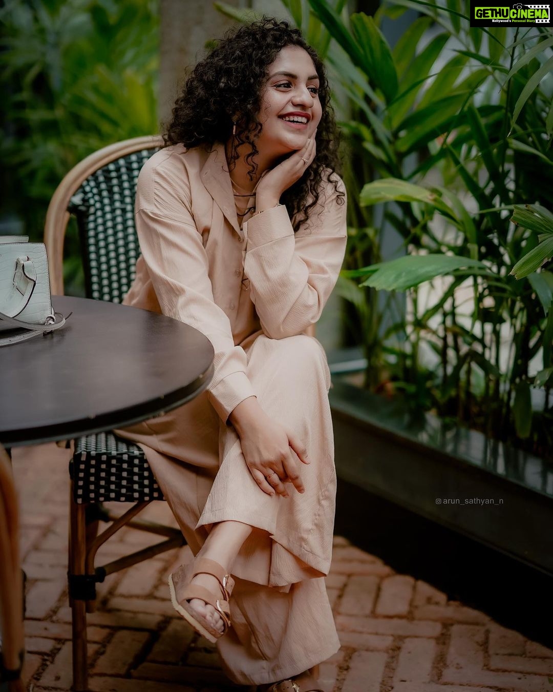 Actress Noorin Shereef HD Instagram Photos and Wallpapers December 2023 ...